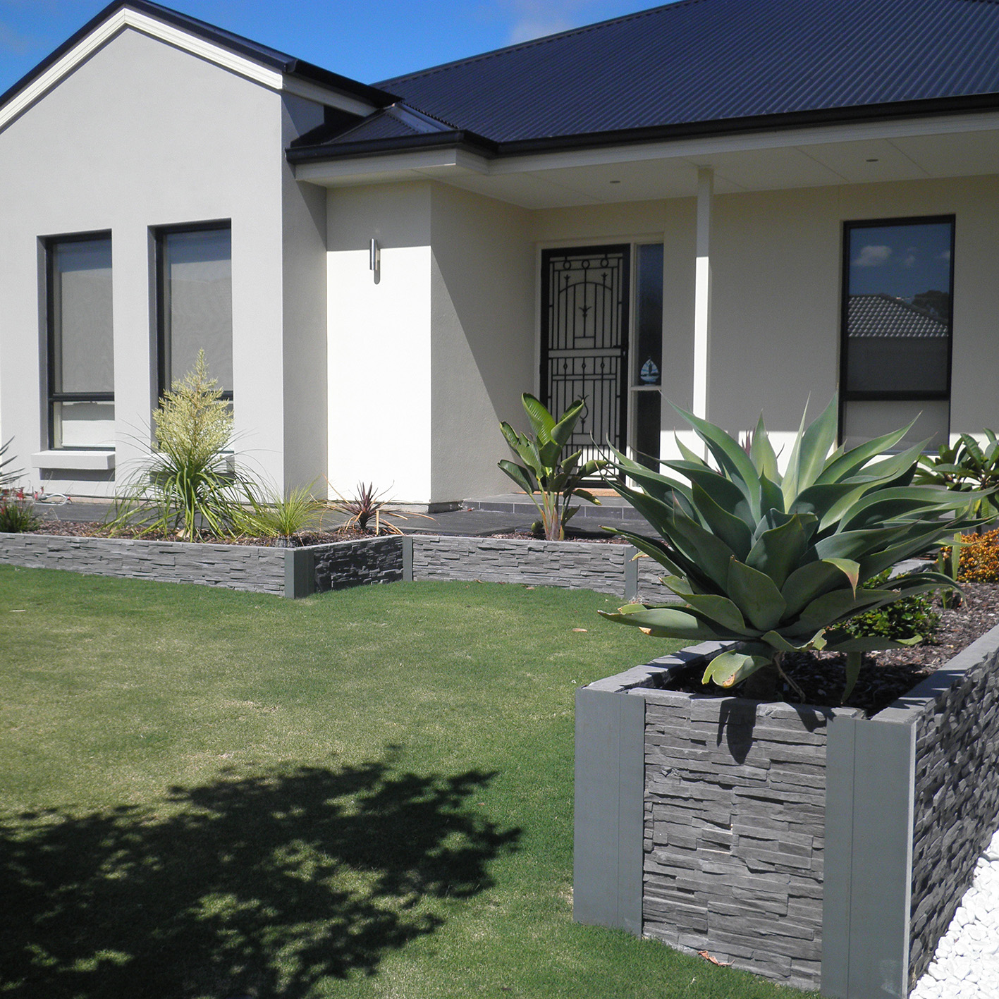 How To Build A Concrete Sleeper Retaining Wall - Australian Paving Centre